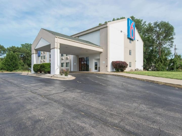 Lawrence Sophistiqué - Lawrence, KS