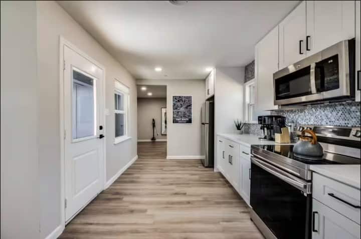 Group-friendly Okc Stay | Chef’s Kitchen | 60f - Oklahoma City, OK