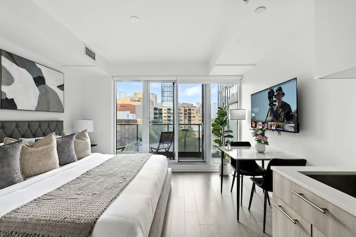 Luxe Downtown Studio Near Eaton Centre & Transit - トロント