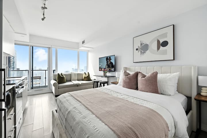 Sleek Downtown Studio | Walk To Eaton Centre - Toronto, ON