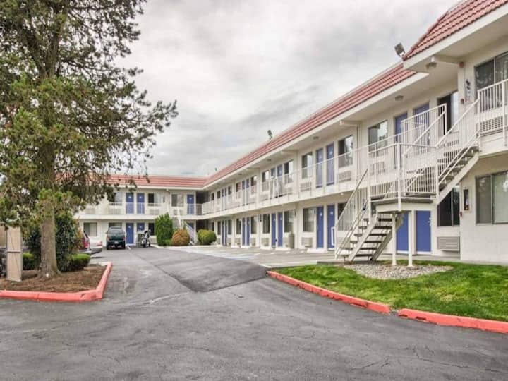 1 Lit Queen | Micfridge - Mukilteo, WA