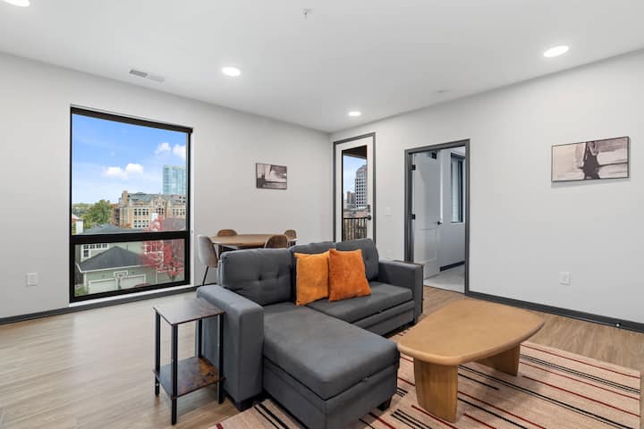 Cozysuites Mass W/ Parking, Lounge & Roof Deck #39 - Indianapolis, IN