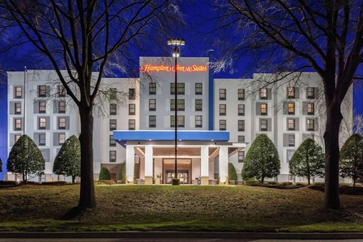 Relaxing Oasis | Outdoor Pool. Free Breakfast - Concord, NC