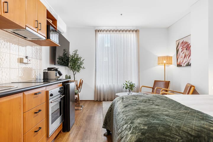 Stroll To The Swan River & Shopping Malls! - Belmont