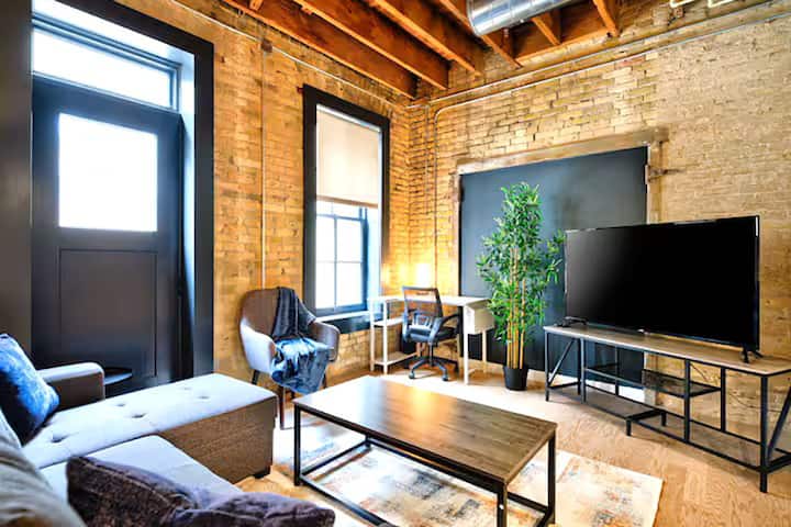 1 Bed | Lux | Cream City | W. Pointe - Milwaukee, WI