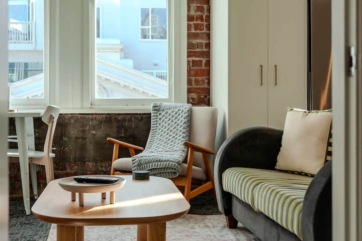 Modern 2-bedroom Central City Apartment - Wellington