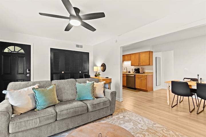 Stylish Upper Apartment | King Bed | Conveniently - Troy, MI