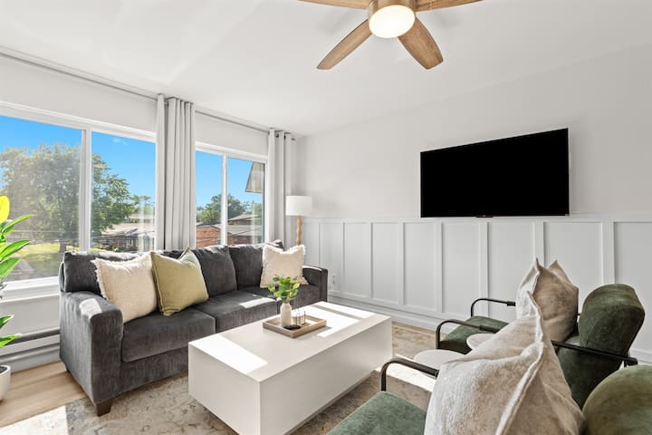 Elegant 1br Upper Suite | Renovated King Bedroom - Royal Oak, MI