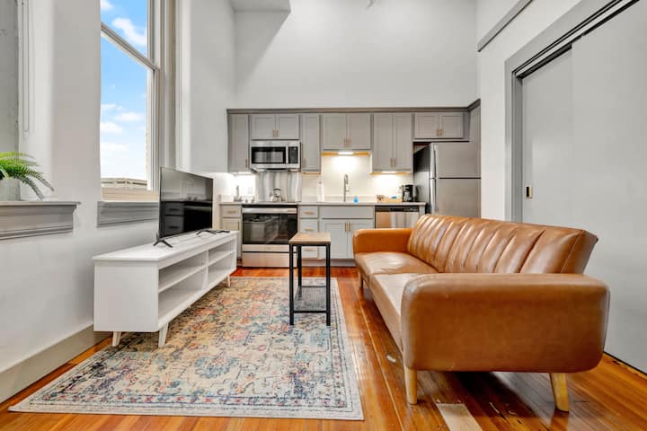 10-unit Cozy Loft W/ Free Parking | Med District - Louisville, KY