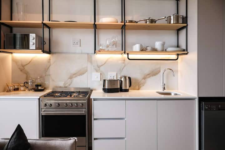 Coastal Charm Studio With Rooftop Pool & Aircon -