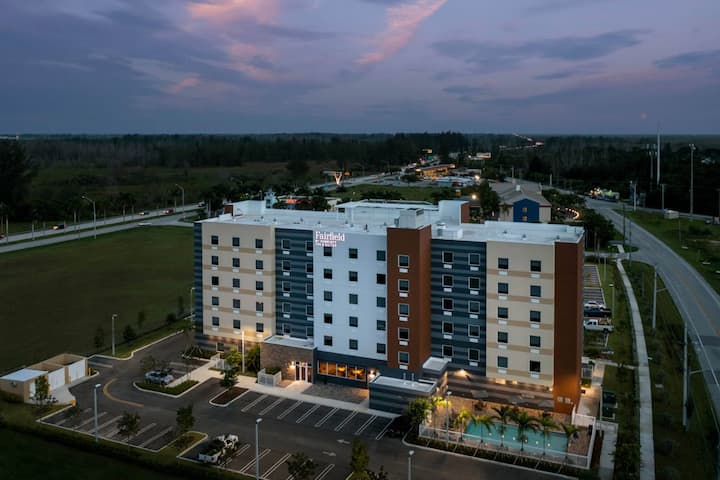Near Homestead Speedway + Pool. Breakfast. Gym. - Homestead, FL