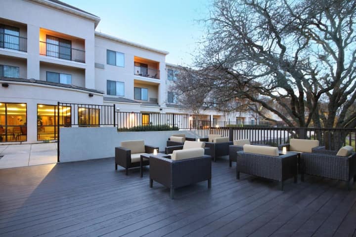 Ideal Location: 2 Modern Queen Beds - Roseville, CA