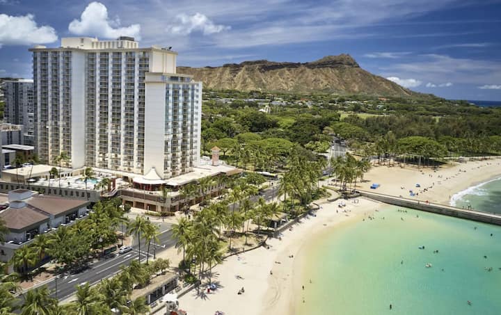Beachfront Waikiki Stay + Pool. Surfing. Gym. - Kailua, HI