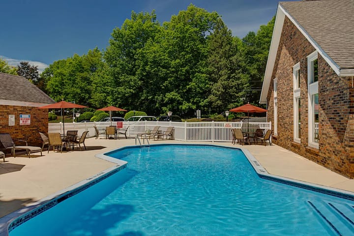 Near Downtown Hartford + Breakfast. Kitchen. Pool. - 코네티컷