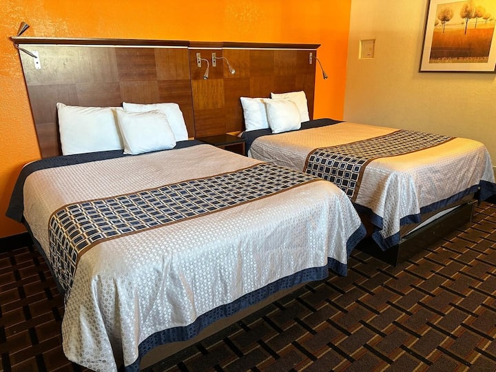 2 Lit Queen Accessible - Lincoln, NE
