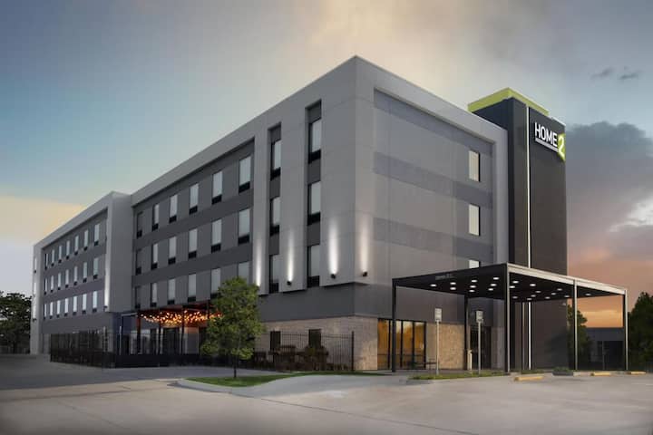 Near Deep Ellum | Free Breakfast. Pool. Brand New - Dallas, TX