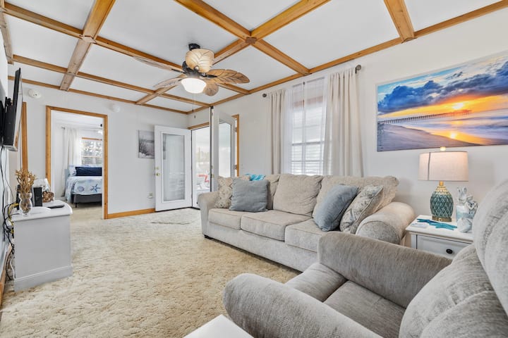 Crescent Moon | 2br Beach Cottage Close To Shops - North Myrtle Beach, SC