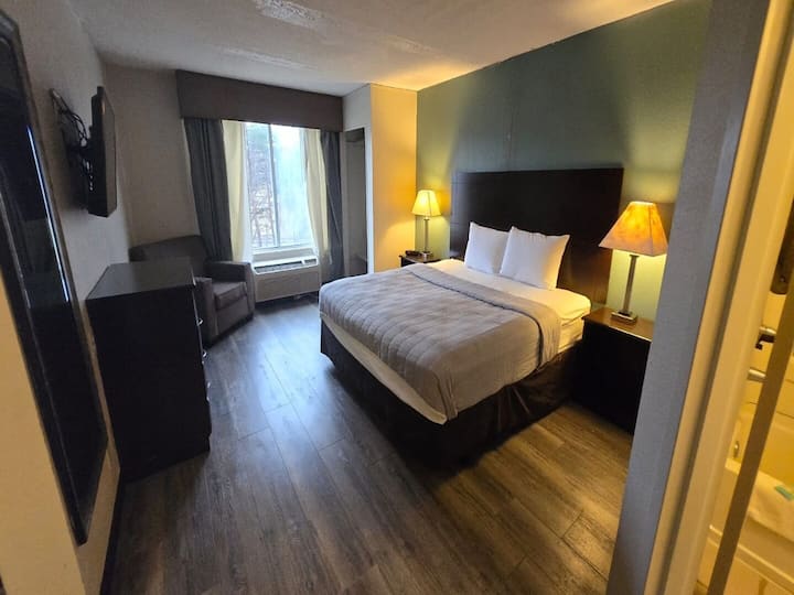 Suite - Lit King - Peninsula, OH
