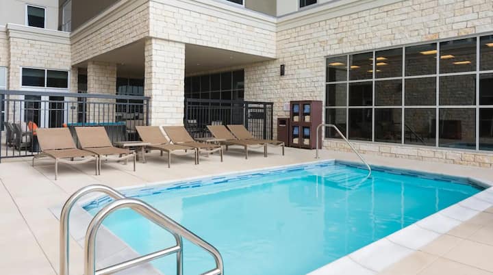 Steps From Downtown | Free Breakfast & Pool - Austin
