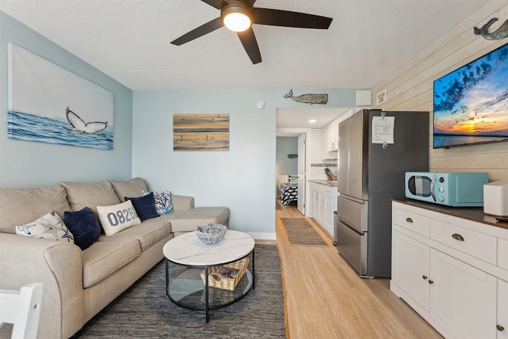 The Happy Whale: 1 Br Condo W/ 2 Heated Pools - Rock & Roll, North Wildwood