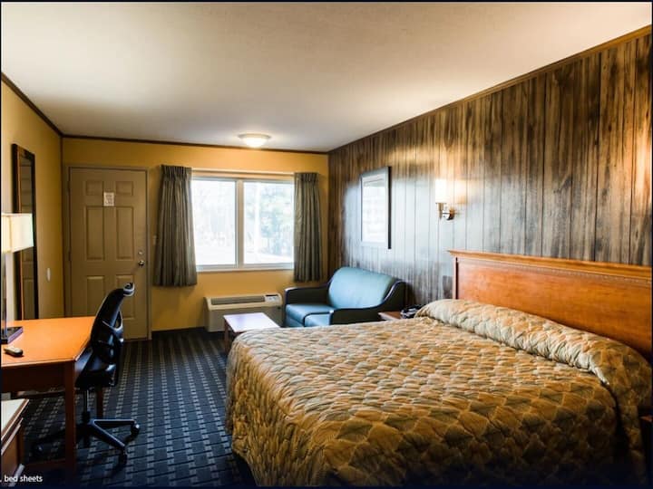 Salle Queen - Riverfront - Pigeon Forge, TN