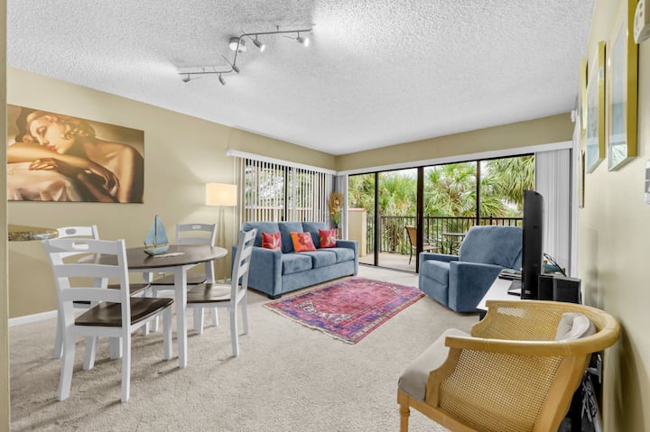 Coastal Living Treasure Island 1br Bayfront Escape - St. Pete Beach, FL