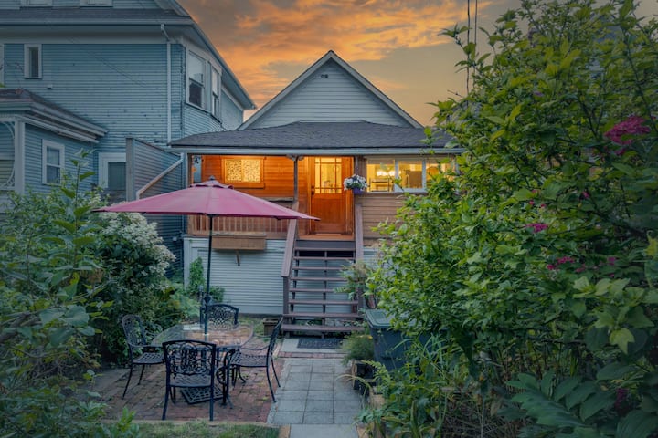 Adorable Kits Home W/ Balcony & Garden Retreat - Vancouver