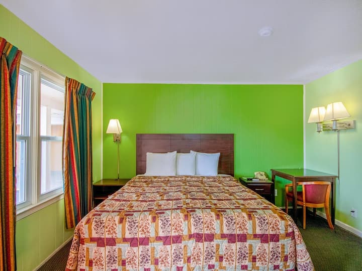 Fumez Au Lit King - Macon, MO