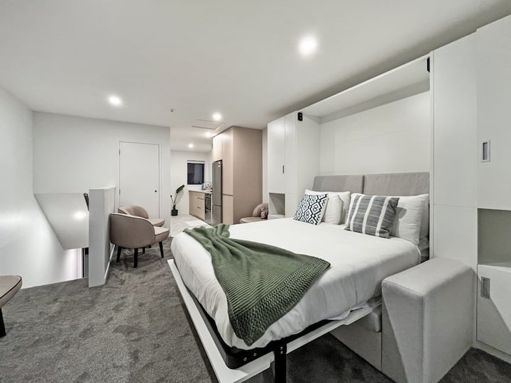 Bright Studio With Balcony On Bath Street - Governors Bay