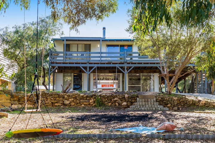 Lens Lodge -  Spacious Beach Home - Guilderton