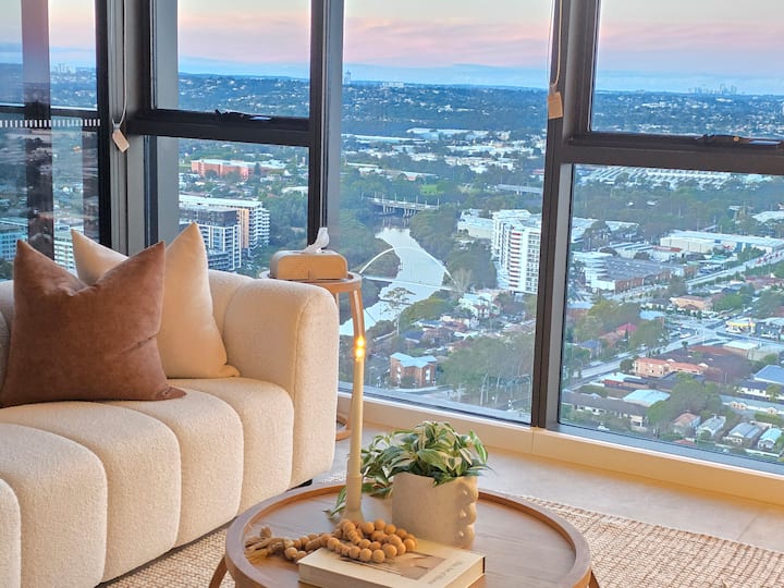 Marion St Eats | Pool And City View - Parramatta