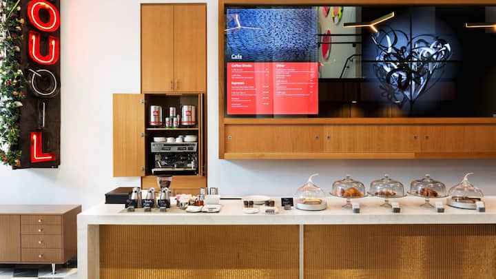 Luxury Comfort | View Of Short North Arts District - Columbus, OH