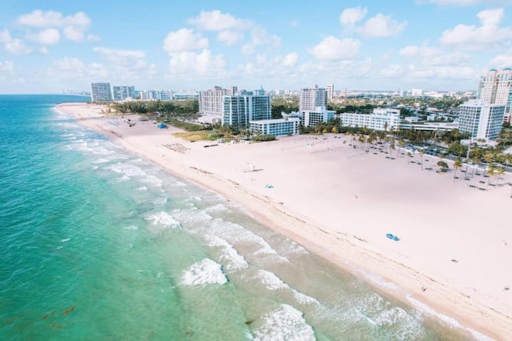 Stay By The Sand | Mermaid Shows. 2 Pools + Dining - Fort Lauderdale