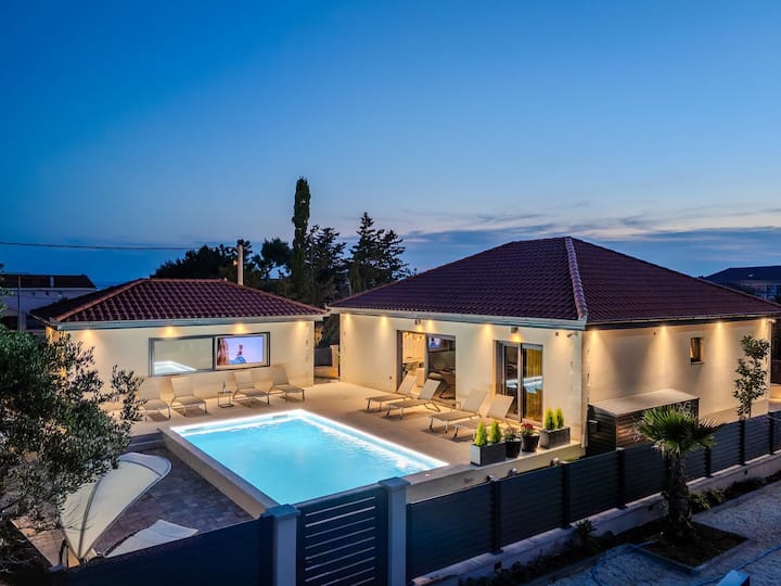 Villa Ballat With Heated Pool - Privlaka