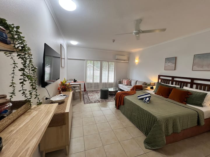 Salty Waves - D246 - Port Douglas