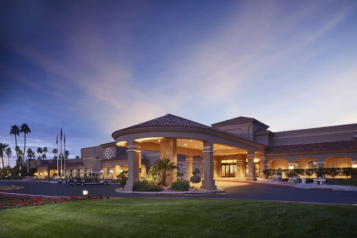 Near Camelback Mountain + 2 Pools & Fitness Center - Scottsdale, AZ