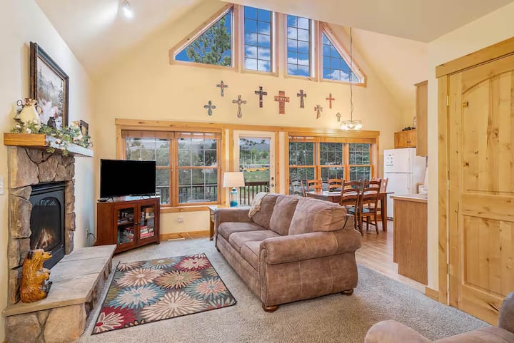 The Cabin Experience! Views, Fireplace, Deck! - Estes Park, CO