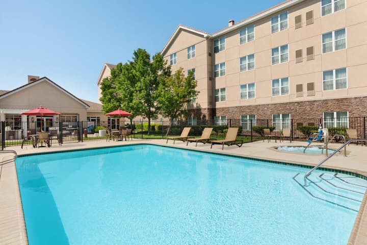 Regal Luxury Awaits L Breakfast Included - Roseville, CA