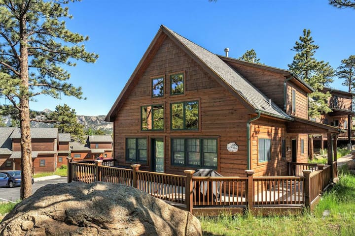 Mountain & Wildlife Views & Hot Tub Access - Estes Park, CO