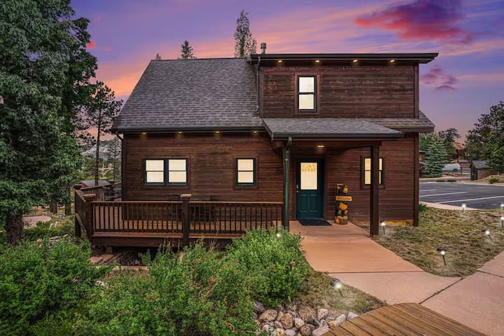 King Beds, Deck, Views, Fire Place & Hot Tub - Estes Park, CO