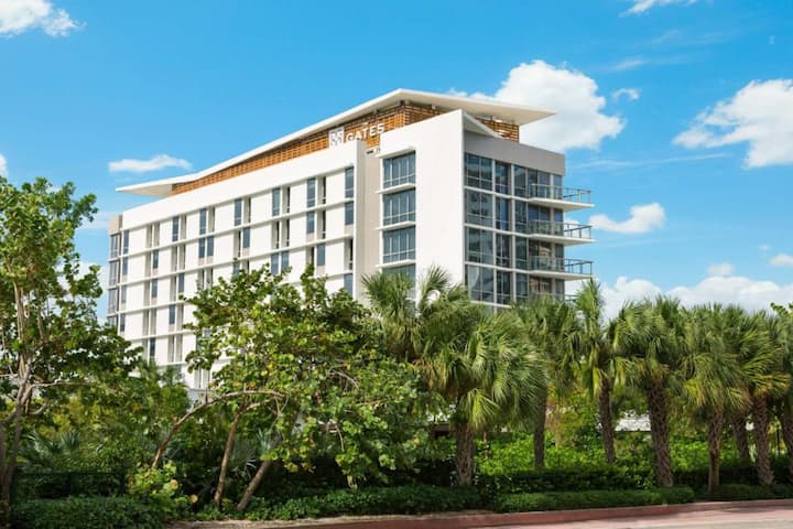 Walk To Beach | Balcony + Pool View | Sleeps 4 - Miami Beach