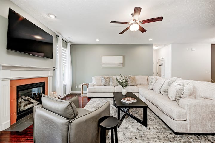 Stylish Comfort In Southeast Indy! - Indianapolis, IN