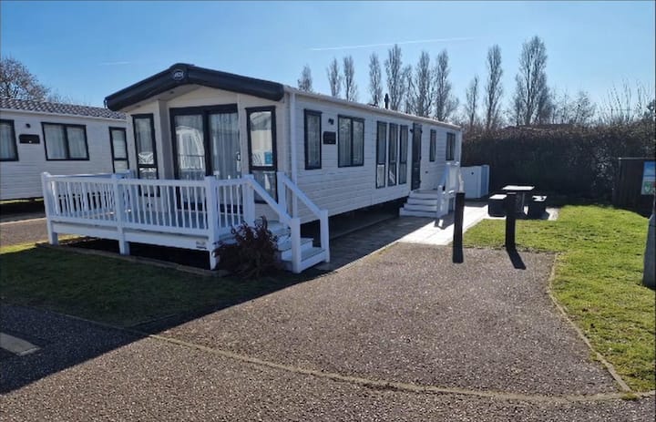 Caravan With Decking At Caister Ref 30032p - Winterton-on-Sea