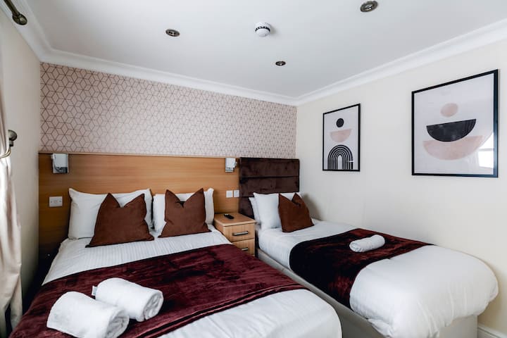 Basic Quad Room With Ensuite Bathroom Mina Hotel - Londres
