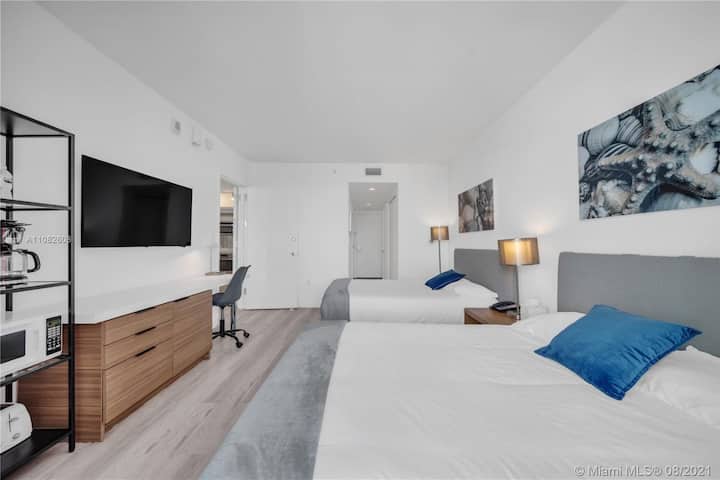 Studio W/amazing Views, Pool And Beach Service - Hallandale Beach