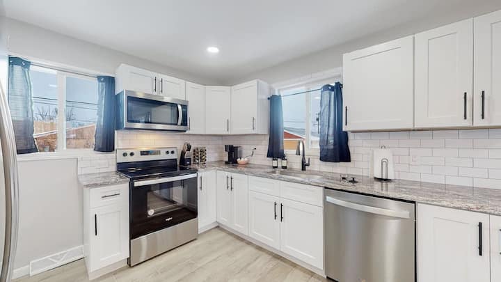 Awesome Two Bedroom Family Upper Unit In Denver - Westminster, CO