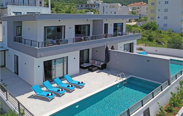 3 Bedroom Awesome Home In Makarska - Tučepi