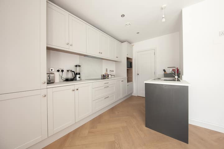 Modern 2 Bed House In Hollystown With Free Parking - Ashbourne