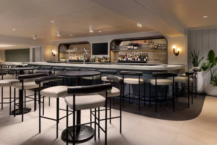 Close To Newport Vineyards + On-site Dining & Gym - Rhode Island