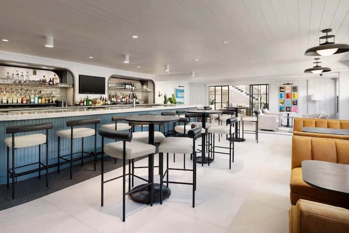 Near Newport Vineyards + On-site Dining & Fitness - Newport, RI